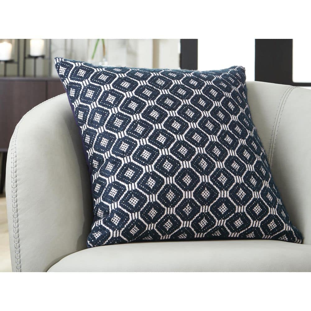 Signature DESIGN BY ASHLEY Abra Black/White Geometric Polyfiber 20 in ...