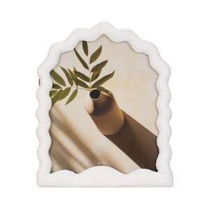 Liv & Skye 5 in. x 7 in. White Resin Wavy Arch Boho Decorative Photo ...