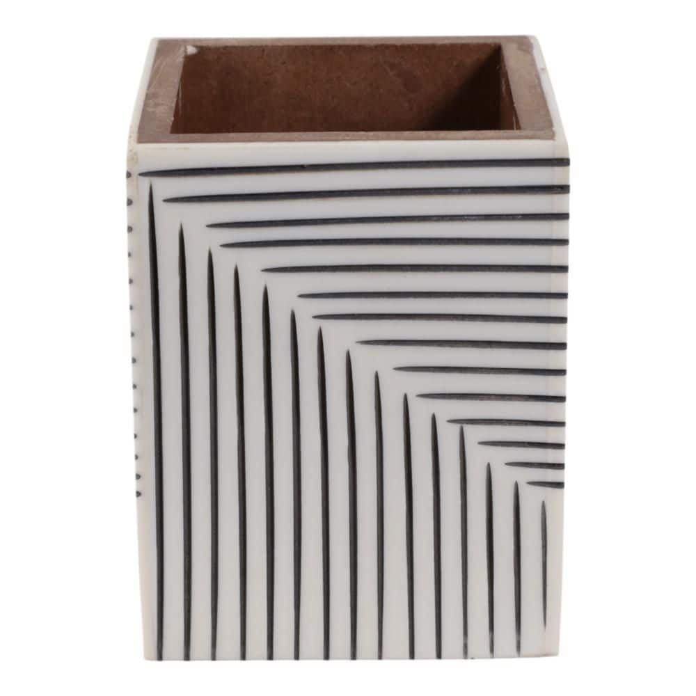 Liv & Skye Black/White 4 in. x 3 in. Resin Square Ridged Lines Pencil ...