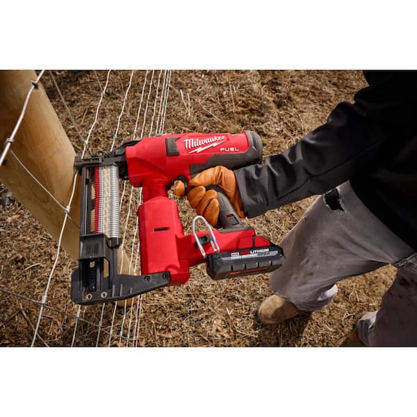 Milwaukee M18 FUEL 18-Volt Brushless Cordless Utility Fencing Stapler w ...