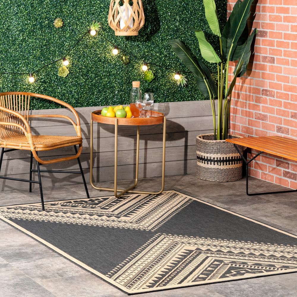 nuLOOM Landry Aztec Charcoal 6 ft. 7 in. x 9 ft. Indoor/Outdoor Patio ...