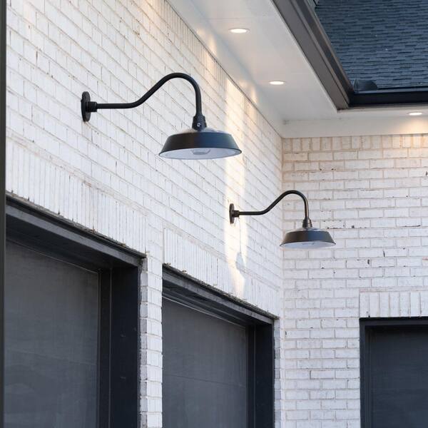 GAMA SONIC Cottage Black Aluminum Solar Barn Light Dusk-to-Dawn Outdoor ...