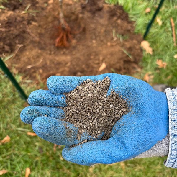 Roots 9 oz. Tree Saver Soil Amendment for Transplanting Trees and ...